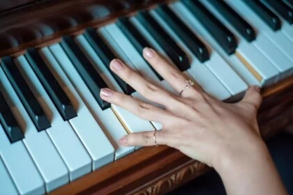 11 One-Handed Instruments – Play with One Hand!