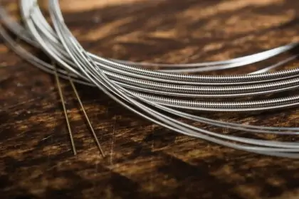 Flatwound vs Roundwound Strings for Guitar & Bass - Compared!