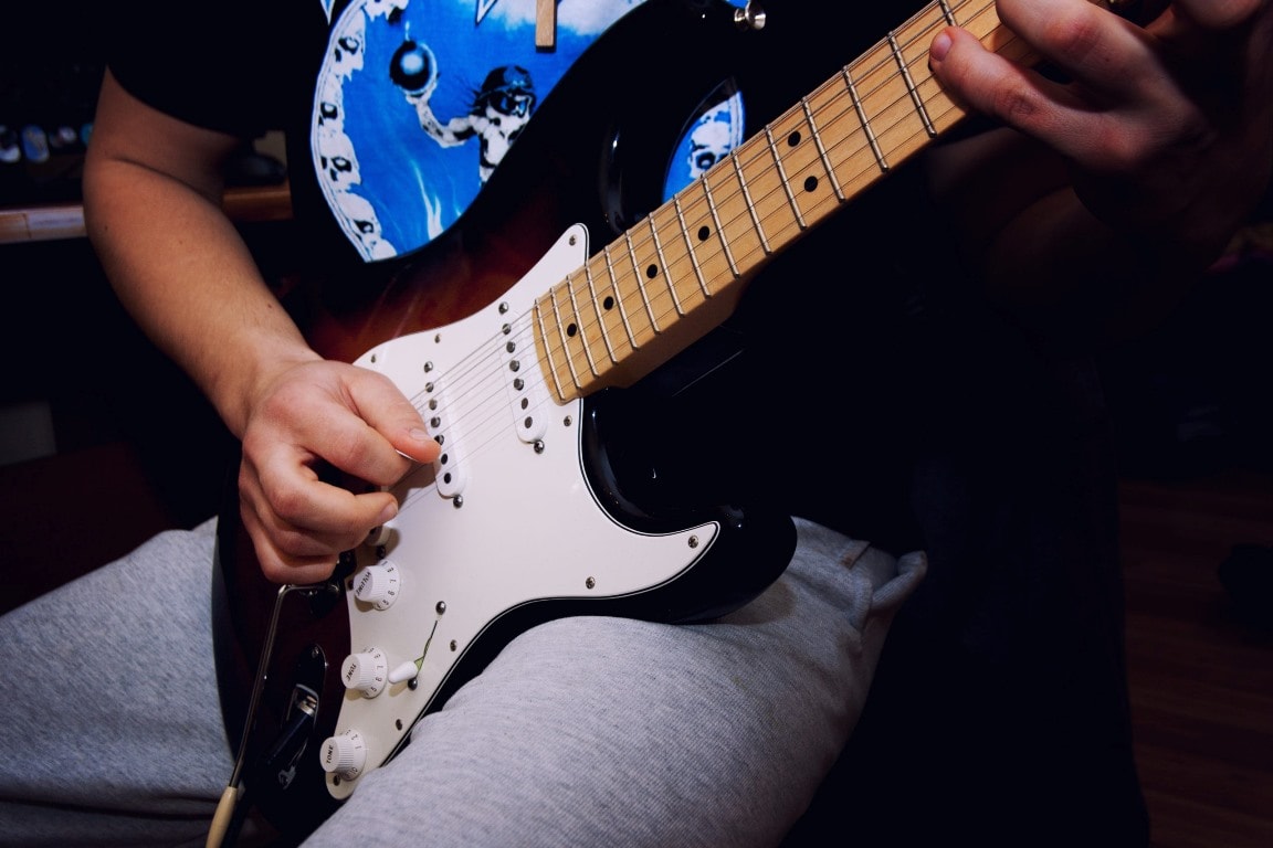 7 Types of Guitar Picking Techniques You Can Master!
