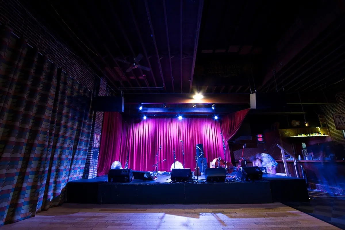 How Early Should You Get to a Concert? Do They Start on Time?